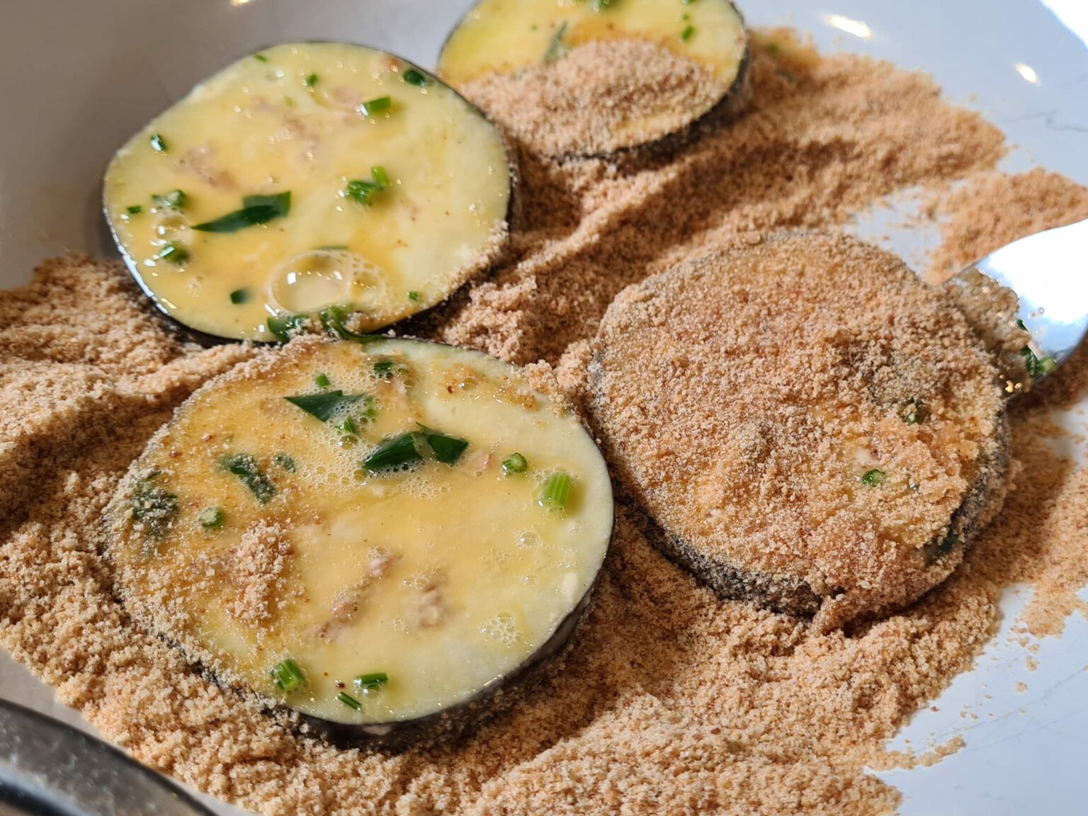 Aubergine lecker zubereiten - Panierte Auberginen-Taler - Mehr Genuss